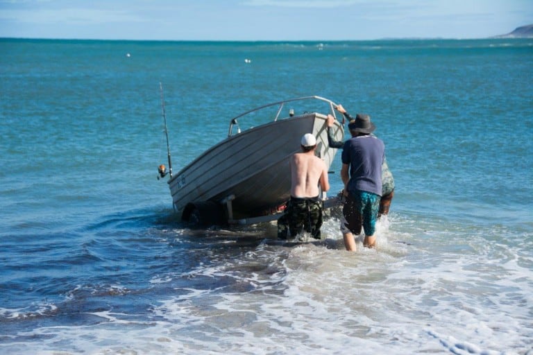 How to beach launch a boat with your 4WD