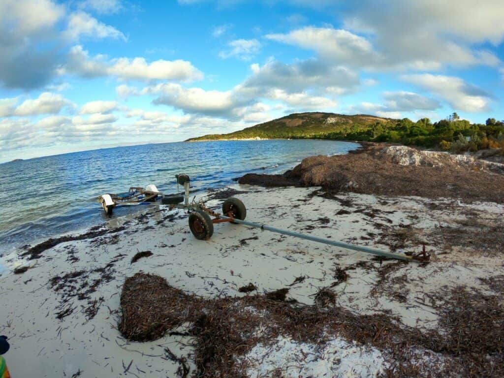How to beach launch a boat with your 4WD