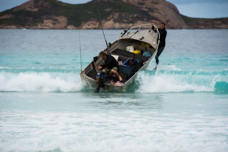 How to beach launch a boat with your 4WD