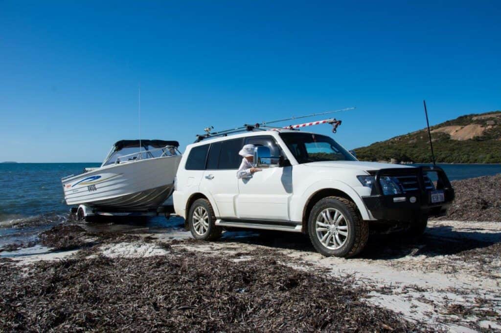How to beach launch a boat with your 4WD