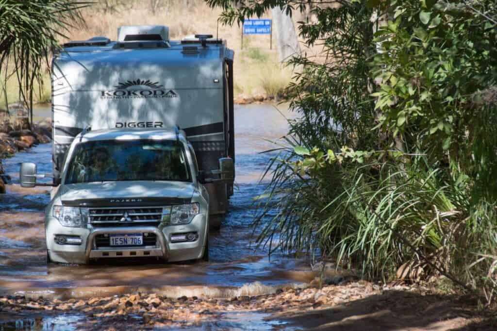 How to prevent a smashed rear window when towing on gravel