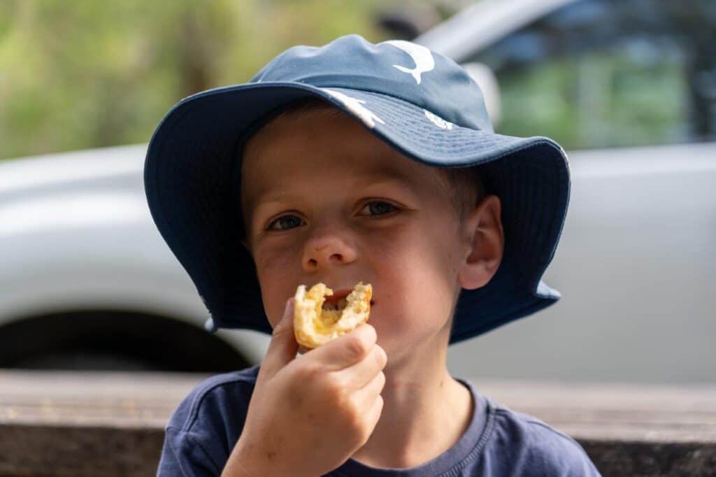 Damper on a stick; the ultimate kids snack - 4WDing Australia