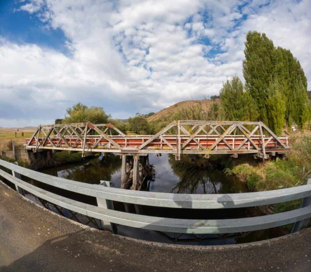 Hinnomunjie Bridge; peaceful free camping near Omeo - 4WDing Australia