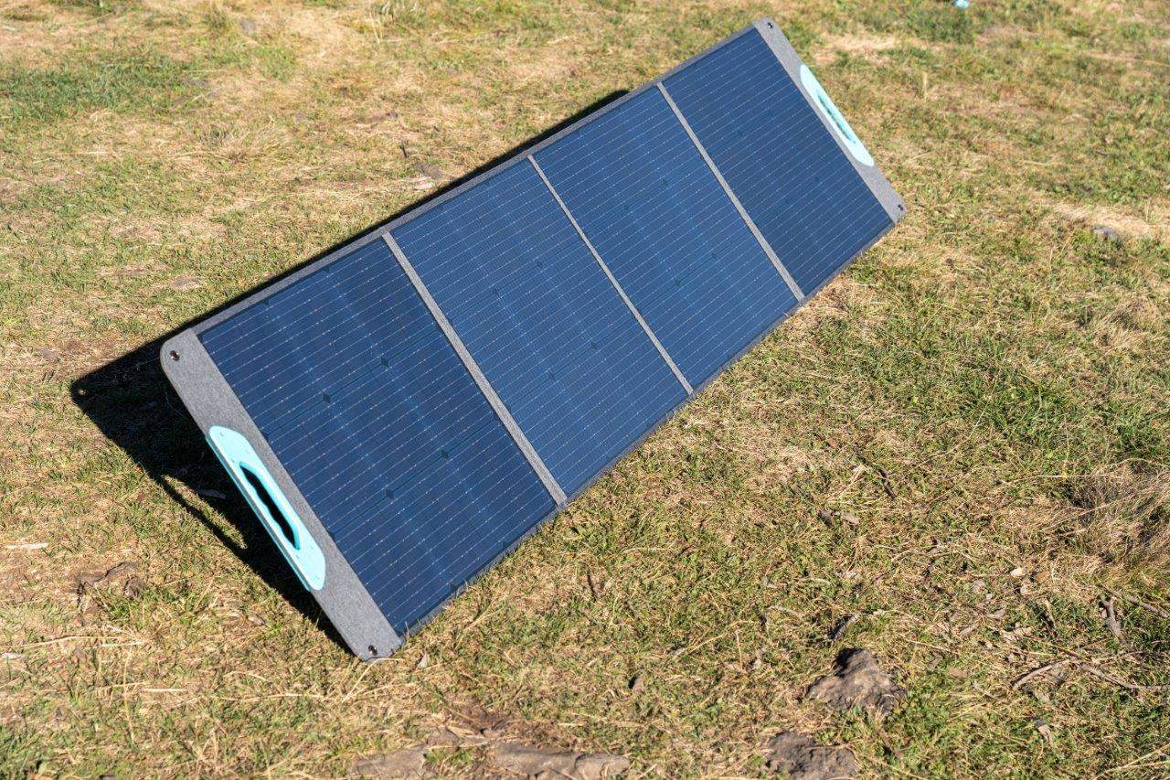 Renogy 200W Portable Folding Solar Panel review - 4WDing Australia